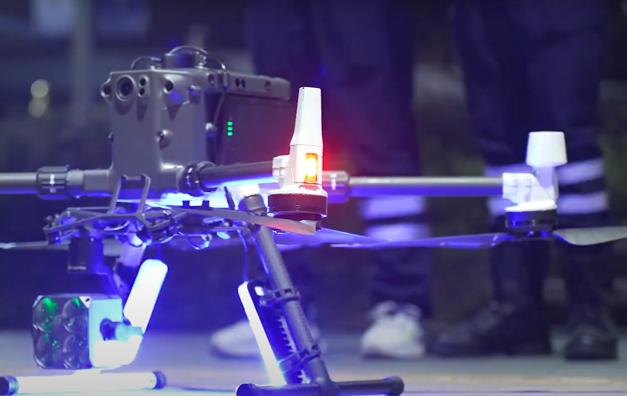 FL48 Red and Blue Flashing Light – AEROVANT